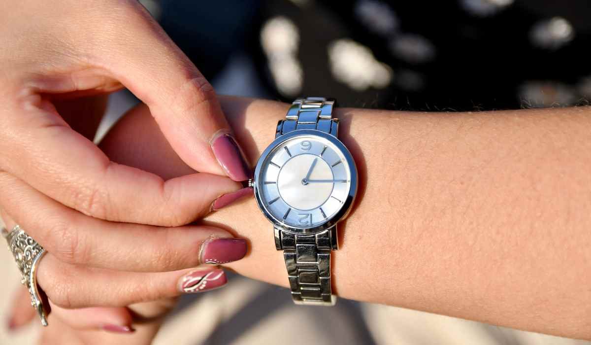 How Tight Should A Watch Be On Your Wrist? - Jewelnery